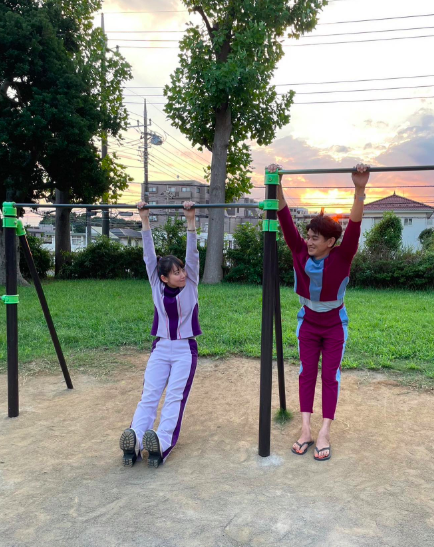 吉岡里帆、永山瑛太と公園デート中？鉄棒しながら見つめ合う「トキコイ」カップルが可愛すぎる | 歌詞検索サイト【UtaTen】ふりがな付