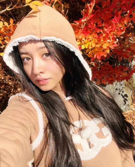 Koki、紅葉をバックに穏やかな微笑み。パーカーのフードを被った姿にキュン！ | 歌詞検索サイト【UtaTen】ふりがな付