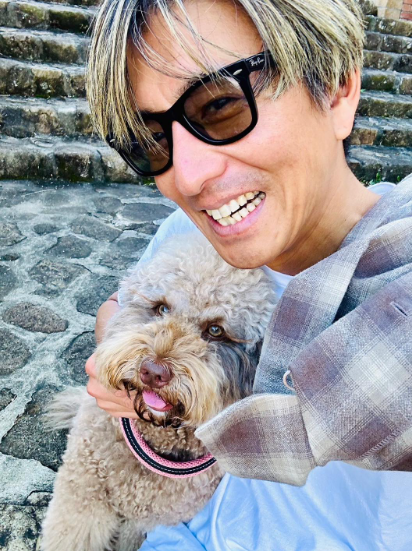 木村拓哉、最高に楽しそうな笑顔にキュン！お散歩タイムに見せたオフ感たっぷりな姿 | 歌詞検索サイト【UtaTen】ふりがな付