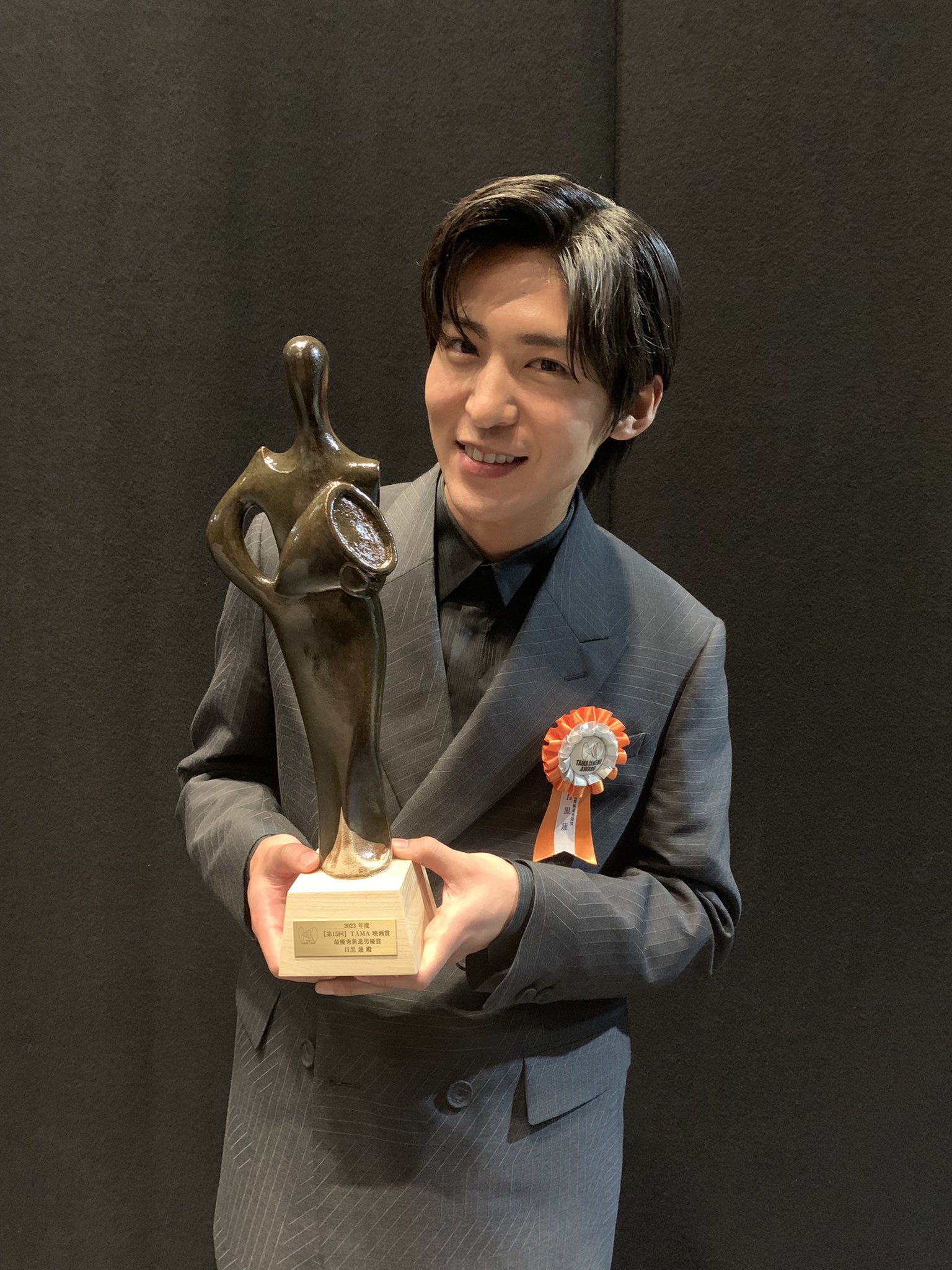Snow Man・目黒蓮、トロフィーを手に喜びの爽やかスマイル！「TAMA映画賞」最優秀新進男優賞受賞 | 歌詞検索サイト【UtaTen】ふりがな付
