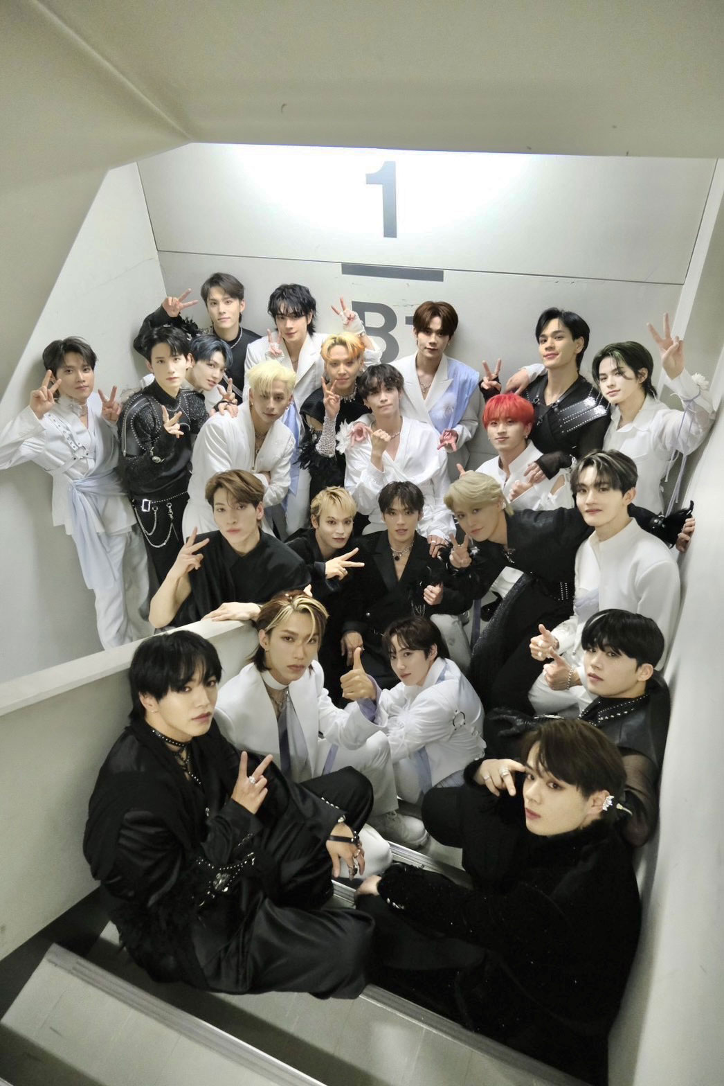 JO1、INIと階段の踊り場に大集合！2グループ揃って「2023 MAMA AWARDS」レカペに登壇 | 歌詞検索サイト【UtaTen】ふりがな付