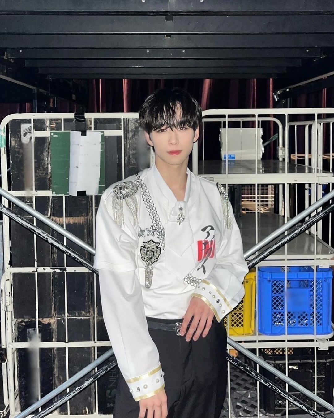 INI・後藤威尊、白美肌に黒髪が上品な白王子！バックステージでも絵になる立ち姿 | 歌詞検索サイト【UtaTen】ふりがな付