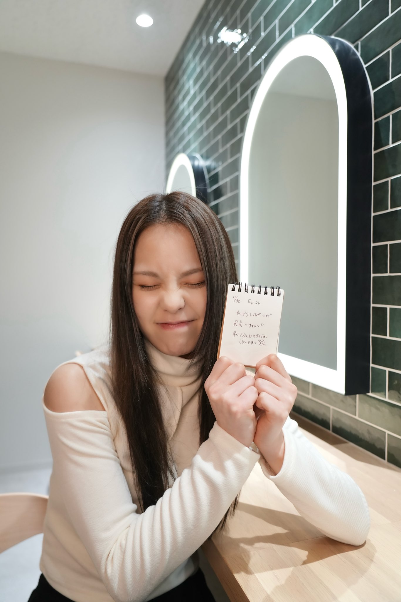 NiziU・マコ、「早くライブがしたい！」無邪気なクシャッとスマイルにキュンが止まらない | 歌詞検索サイト【UtaTen】ふりがな付