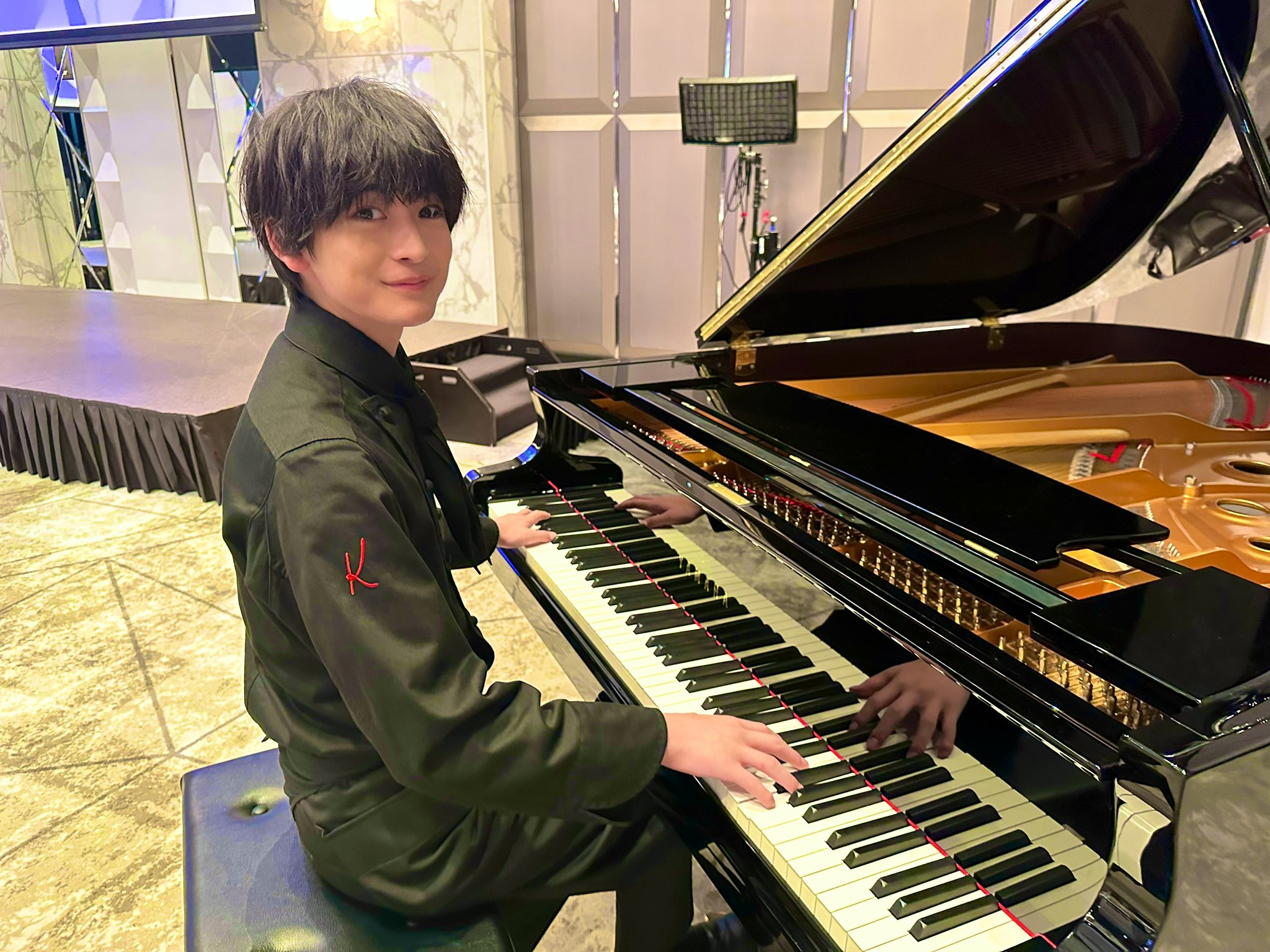 高橋文哉、コックスーツ姿でピアノ演奏？ピアニスト役もできそうで絵になる | 歌詞検索サイト【UtaTen】ふりがな付