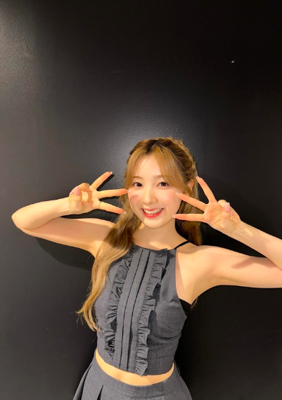 NiziU・ミイヒ、デビュー3周年を報告！無邪気でキュートなミイヒスマイルにキュンが止まらない | 歌詞検索サイト【UtaTen】ふりがな付