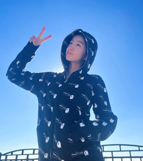 Koki、朝の陽射しを浴びてランニング中。爽やかな笑顔でピースサイン！ | 歌詞検索サイト【UtaTen】ふりがな付