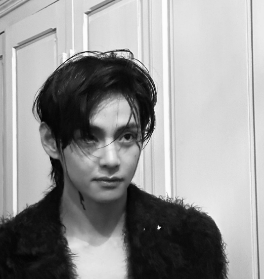 BTS・V、ジャケットから覗く肉体美にうっとり。モノクロームで魅せた色気たっぷりな表情もキュン必至！ | 歌詞検索サイト【UtaTen】ふりがな付