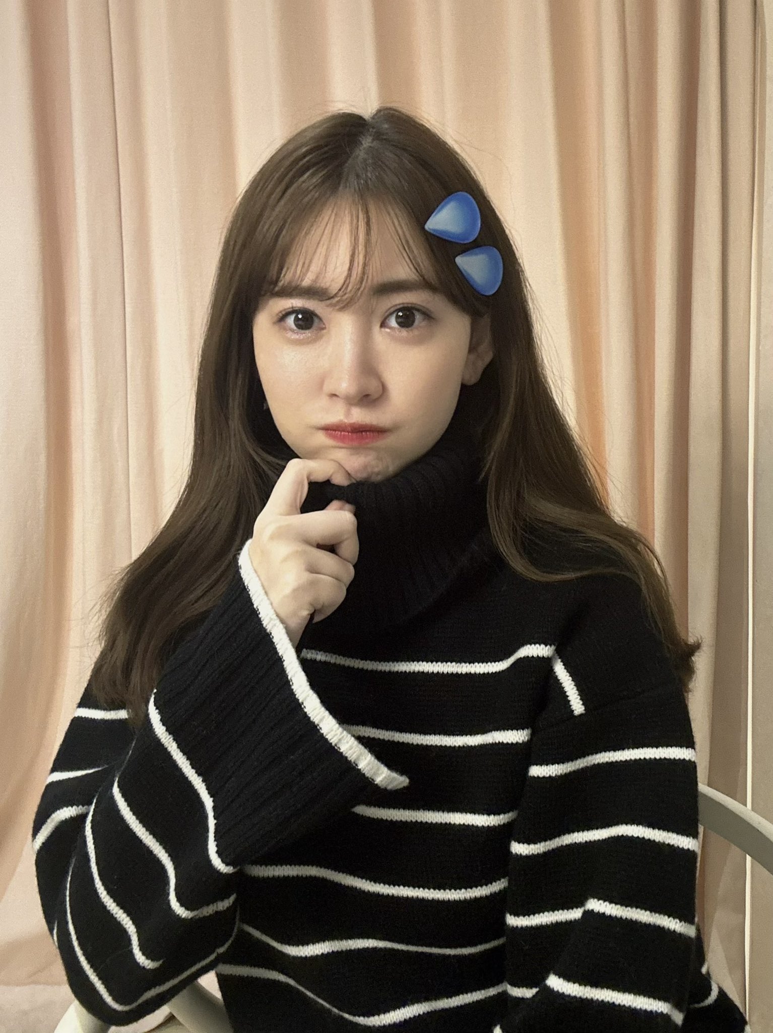 小嶋陽菜、汗マークのヘアピンが似合いすぎ！可愛すぎる姿にキュンが止まらない | 歌詞検索サイト【UtaTen】ふりがな付