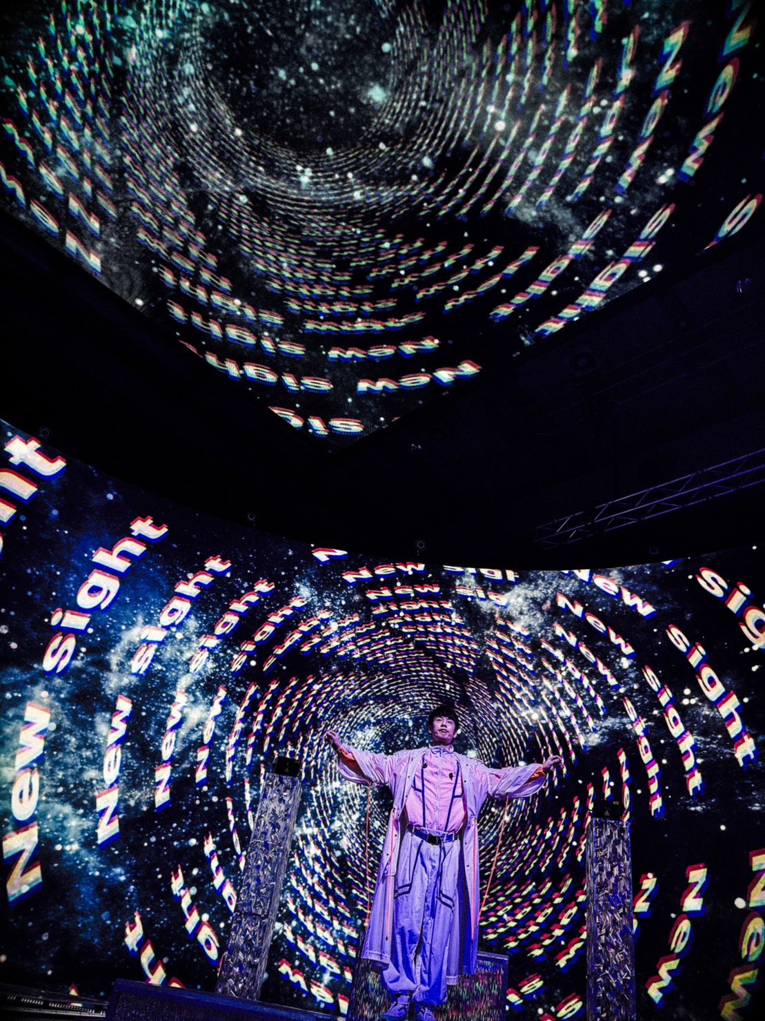 KAT-TUN・中丸雄一、キラキラステージに佇む爆イケショット！アイドルらしさ全開の姿にメロメロ | 歌詞検索サイト【UtaTen】ふりがな付