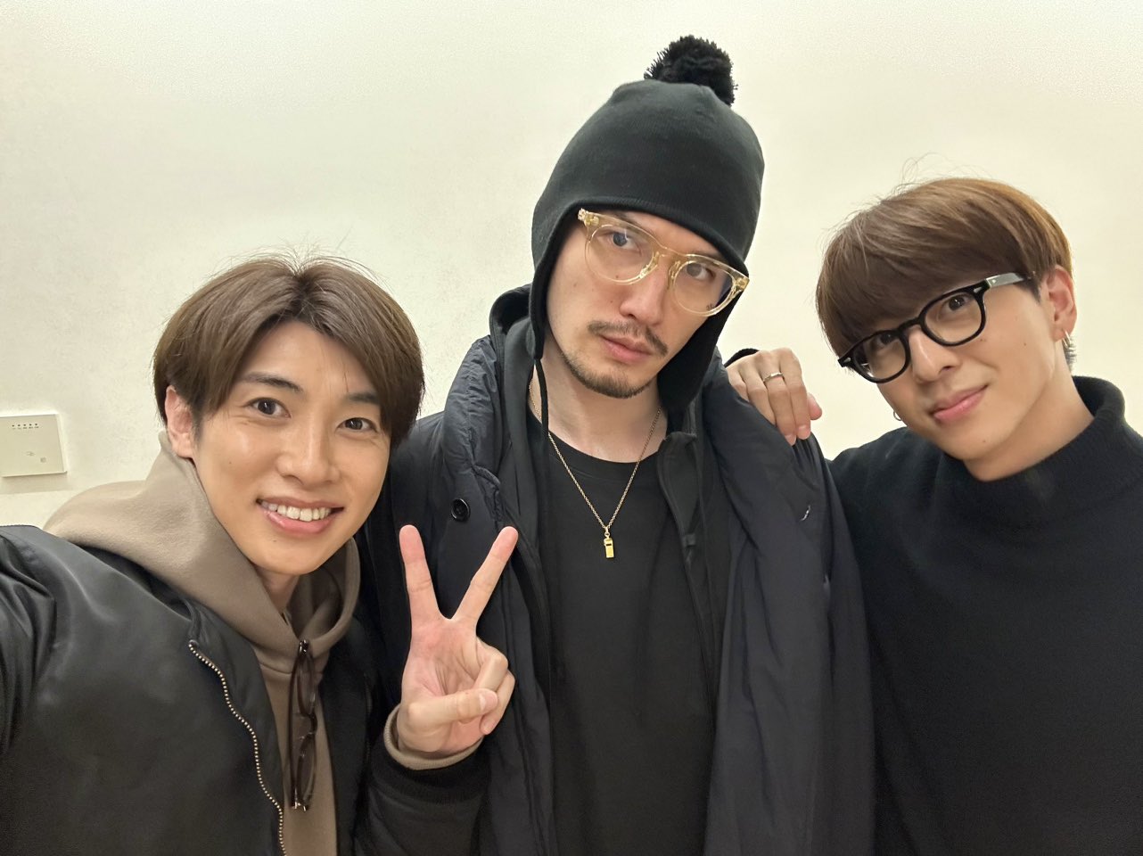 SixTONES・ジェシー、オールブラックの私服コーデが爆イケ！寺西拓人・松本幸大と事務所で遭遇 | 歌詞検索サイト【UtaTen】ふりがな付