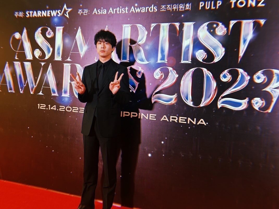 坂口健太郎、オールブラックコーデのクールビジュ！「2023AAA」で「ベストアーティスト賞」などを受賞 | 歌詞検索サイト【UtaTen】ふりがな付