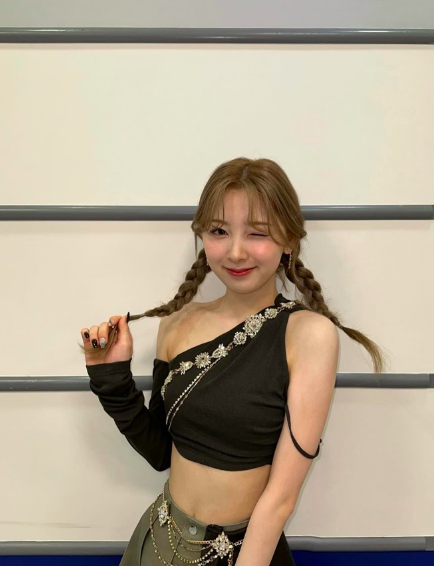 NiziU・ミイヒ、オトナ可愛い三つ編みヘアが大優勝！煌びやかブラック衣装姿にビジュ炸裂 | 歌詞検索サイト【UtaTen】ふりがな付