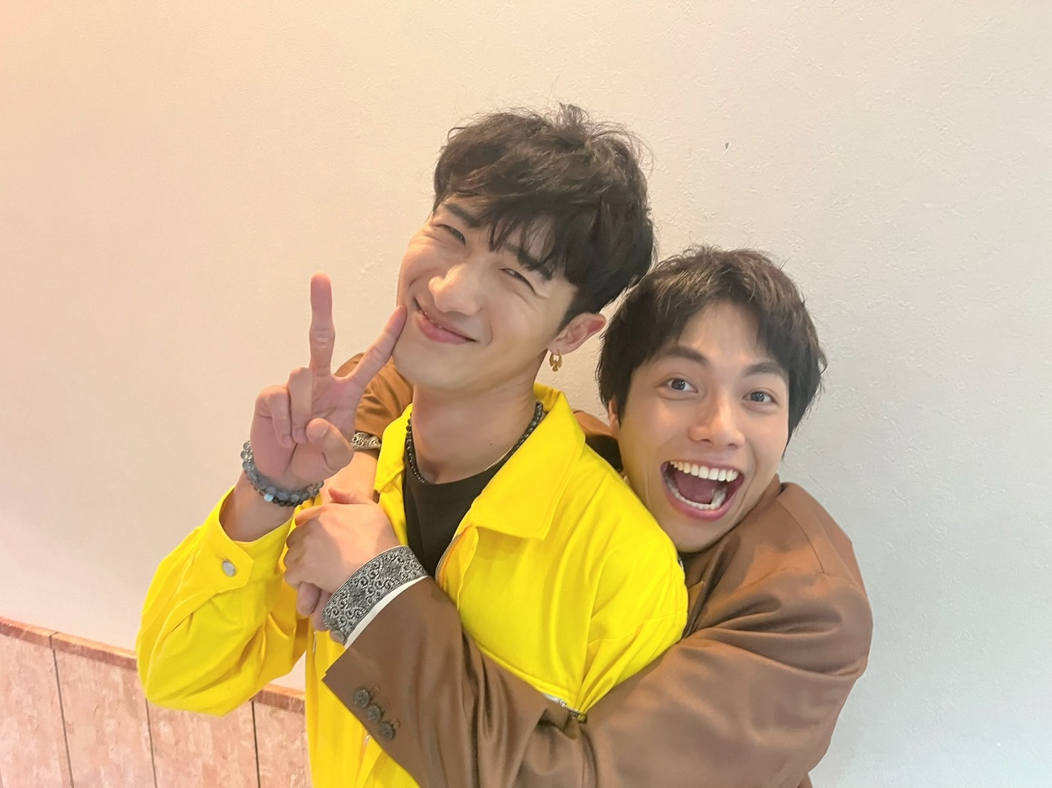 Snow Man・岩本照をWEST.・重岡大毅がバックハグ！可愛いが詰まった2人の笑顔にほっこり | 歌詞検索サイト【UtaTen】ふりがな付