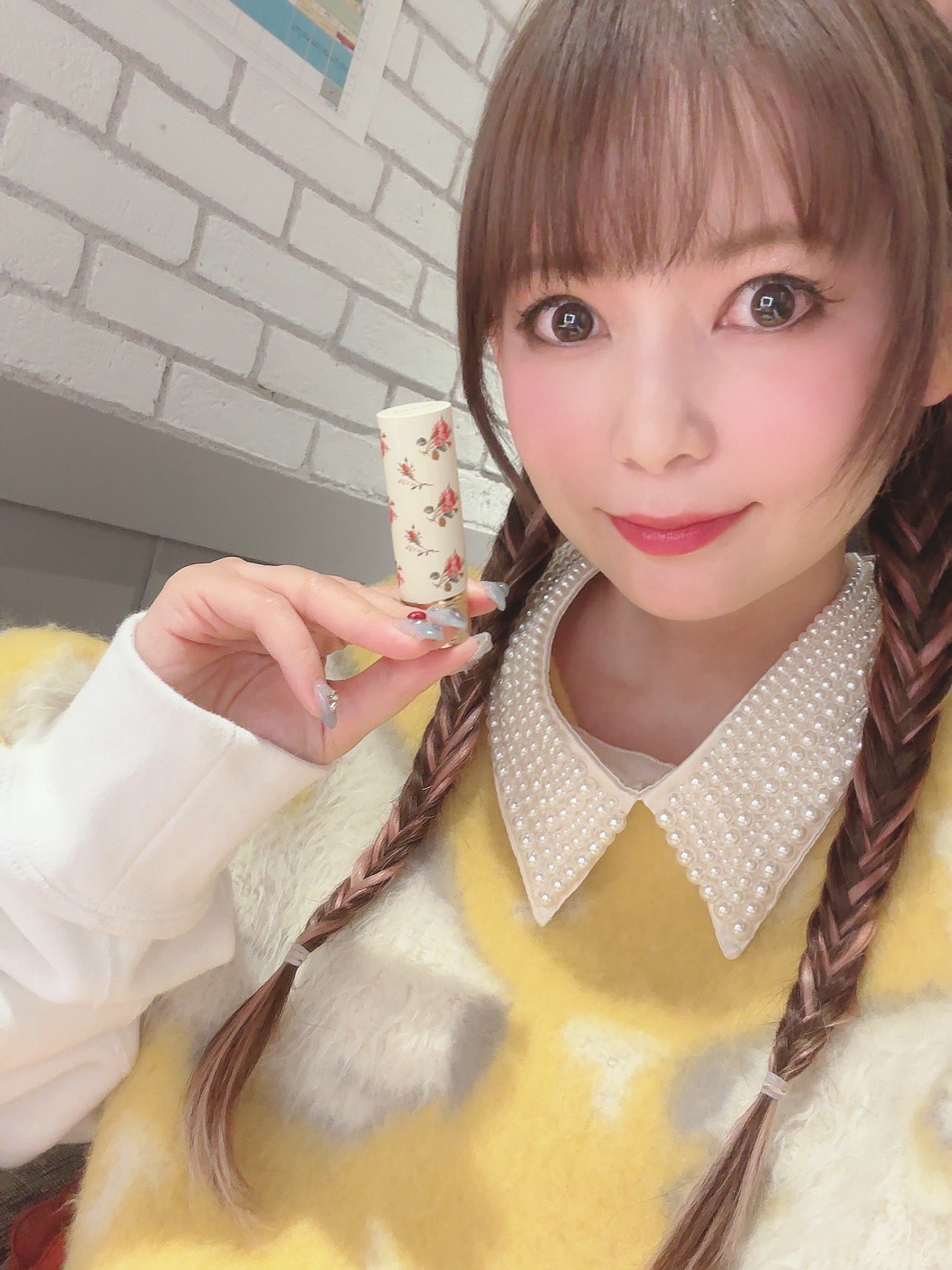 中川翔子、潘めぐみからのプレゼントにニコニコ！似合いすぎるリップカラーが超可愛い | 歌詞検索サイト【UtaTen】ふりがな付