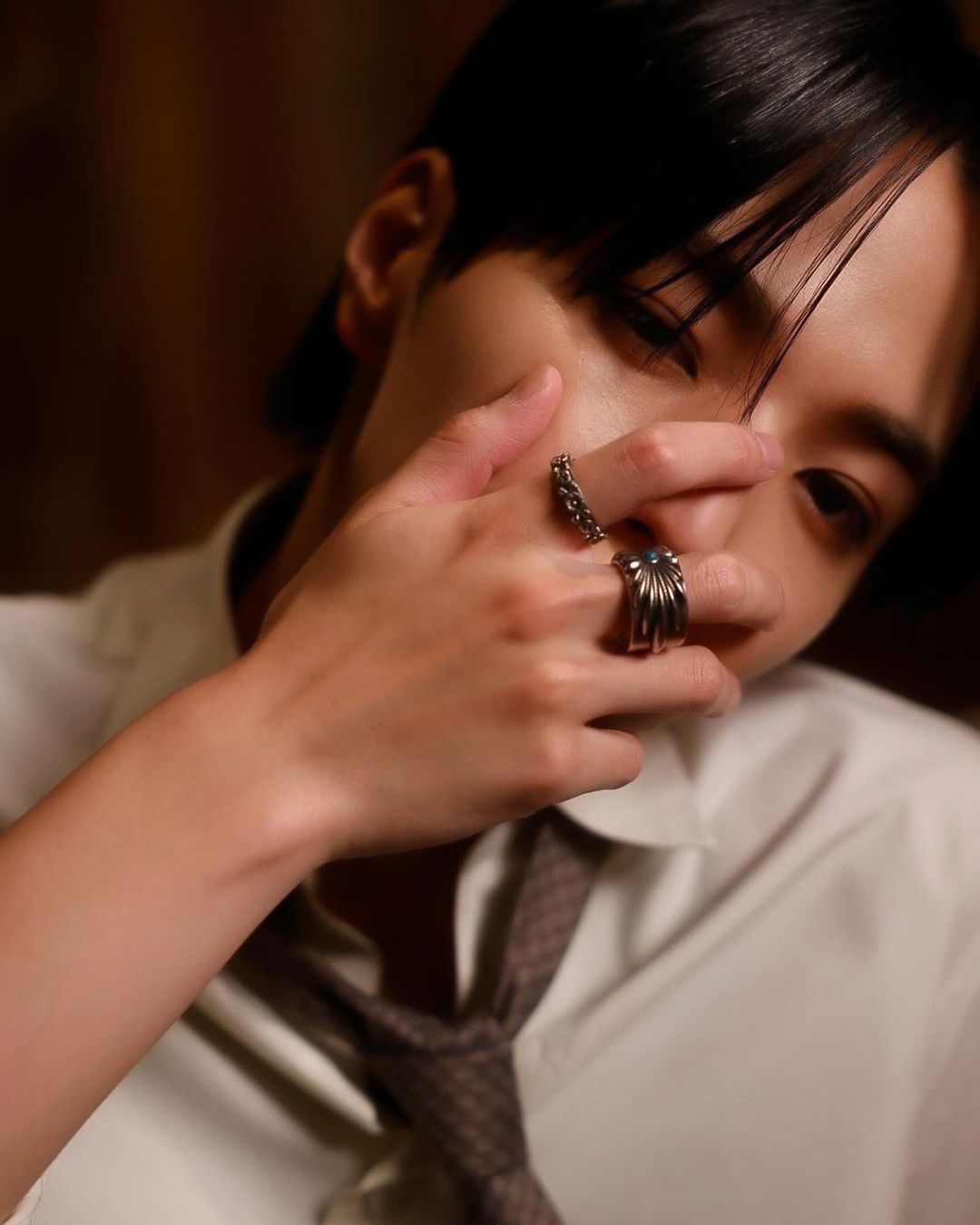 JO1・大平祥生、オトナの色気ダダ漏れなシャツ姿！緩めたネクタイと気だるい表情がたまらない | 歌詞検索サイト【UtaTen】ふりがな付