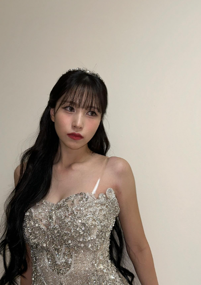 TWICE・ミナ、セクシーな美ボディを大胆アピール！女神のように美しいミナに見惚れる | 歌詞検索サイト【UtaTen】ふりがな付