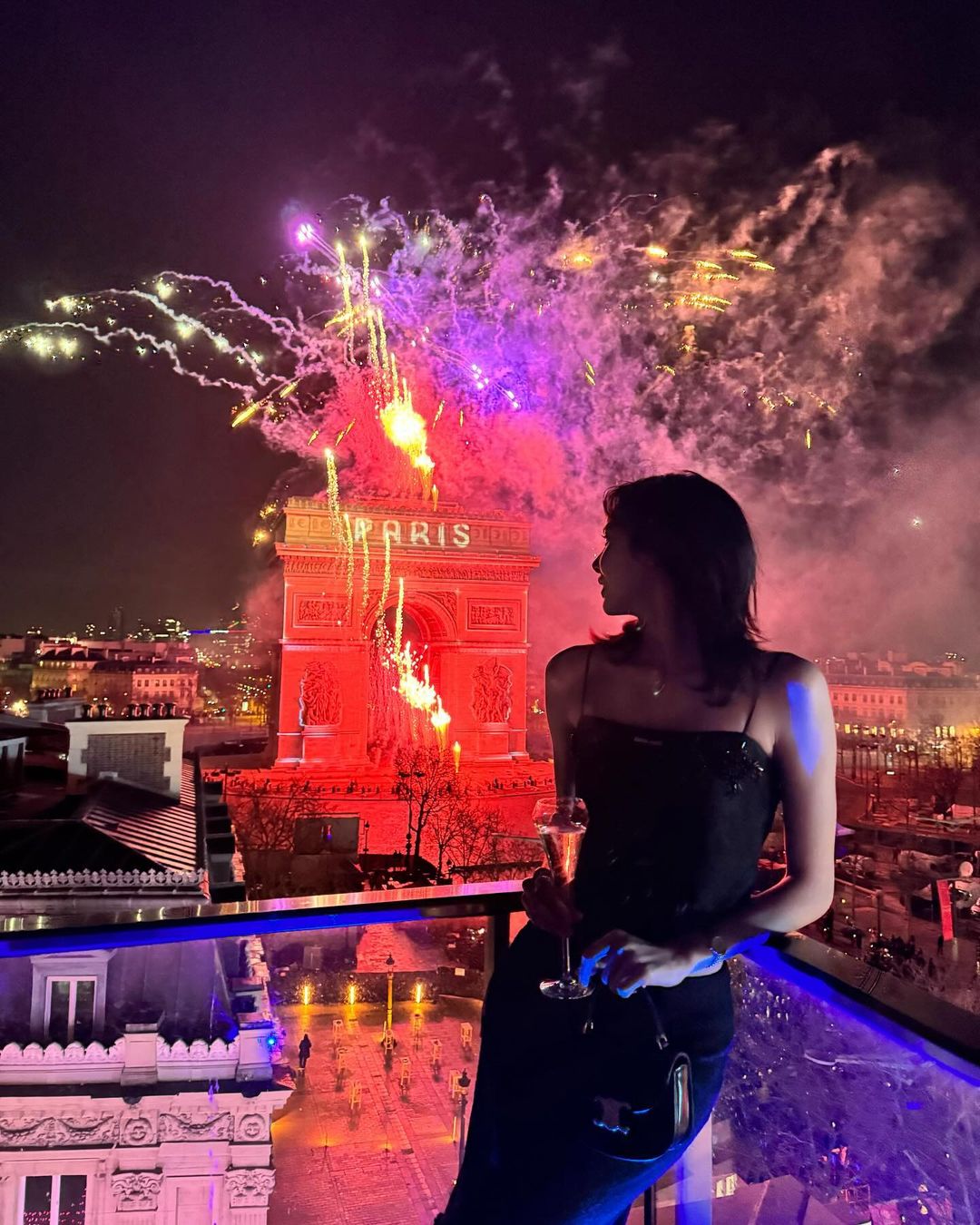 BLACKPINK・リサ、パリの凱旋門を眺めながら優雅に年越し！セレブ感あふれる美ビジュアル | 歌詞検索サイト【UtaTen】ふりがな付