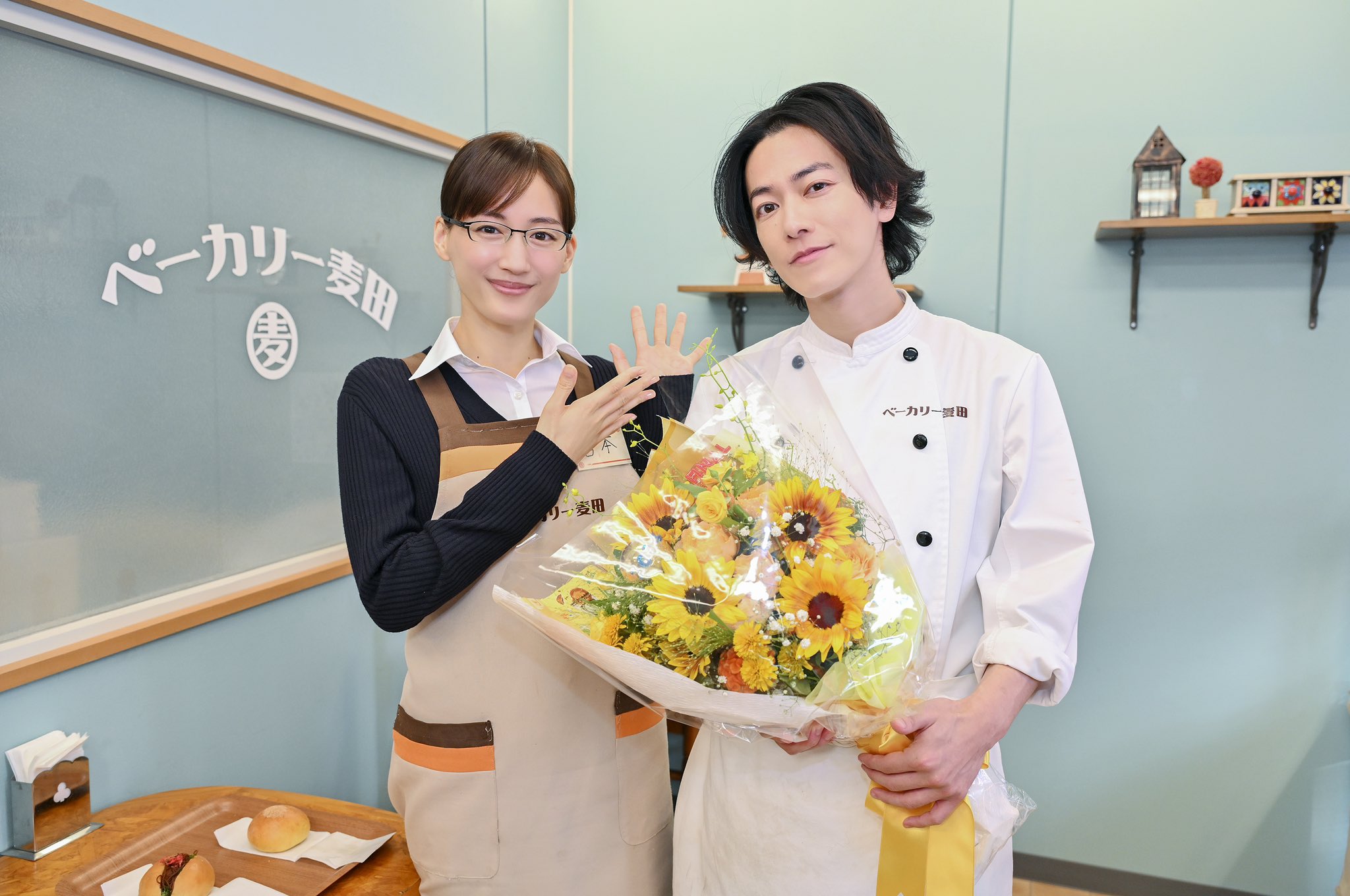 佐藤健のクランクアップを綾瀬はるかが祝福！「ぎぼむす」見納め2ショにロスの声続出 | 歌詞検索サイト【UtaTen】ふりがな付