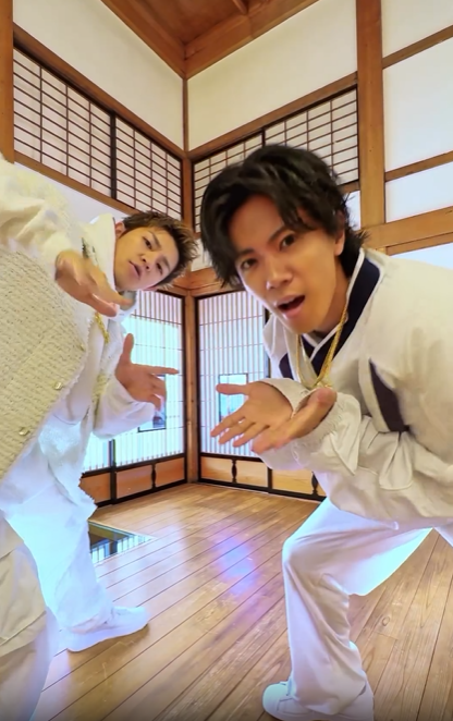 岸優太&神宮寺勇太、視線を合わせる2人が尊い！シンクロ感満点なWゆうた | 歌詞検索サイト【UtaTen】ふりがな付