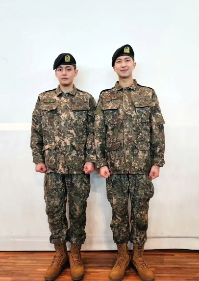 BTS・V＆RM、軍服姿でビシッと敬礼！凛々しい2人の姿が眼福過ぎる | 歌詞検索サイト【UtaTen】ふりがな付