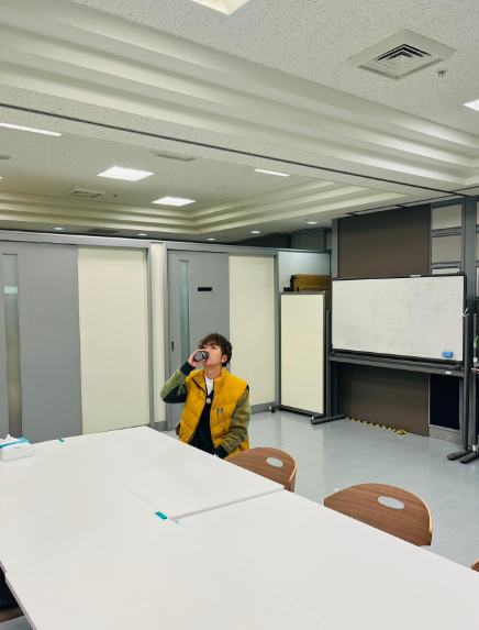 A.B.C-Z・河合郁人、この広さで1人は寂しい？！広い楽屋でポツンとティータイム！ | 歌詞検索サイト【UtaTen】ふりがな付