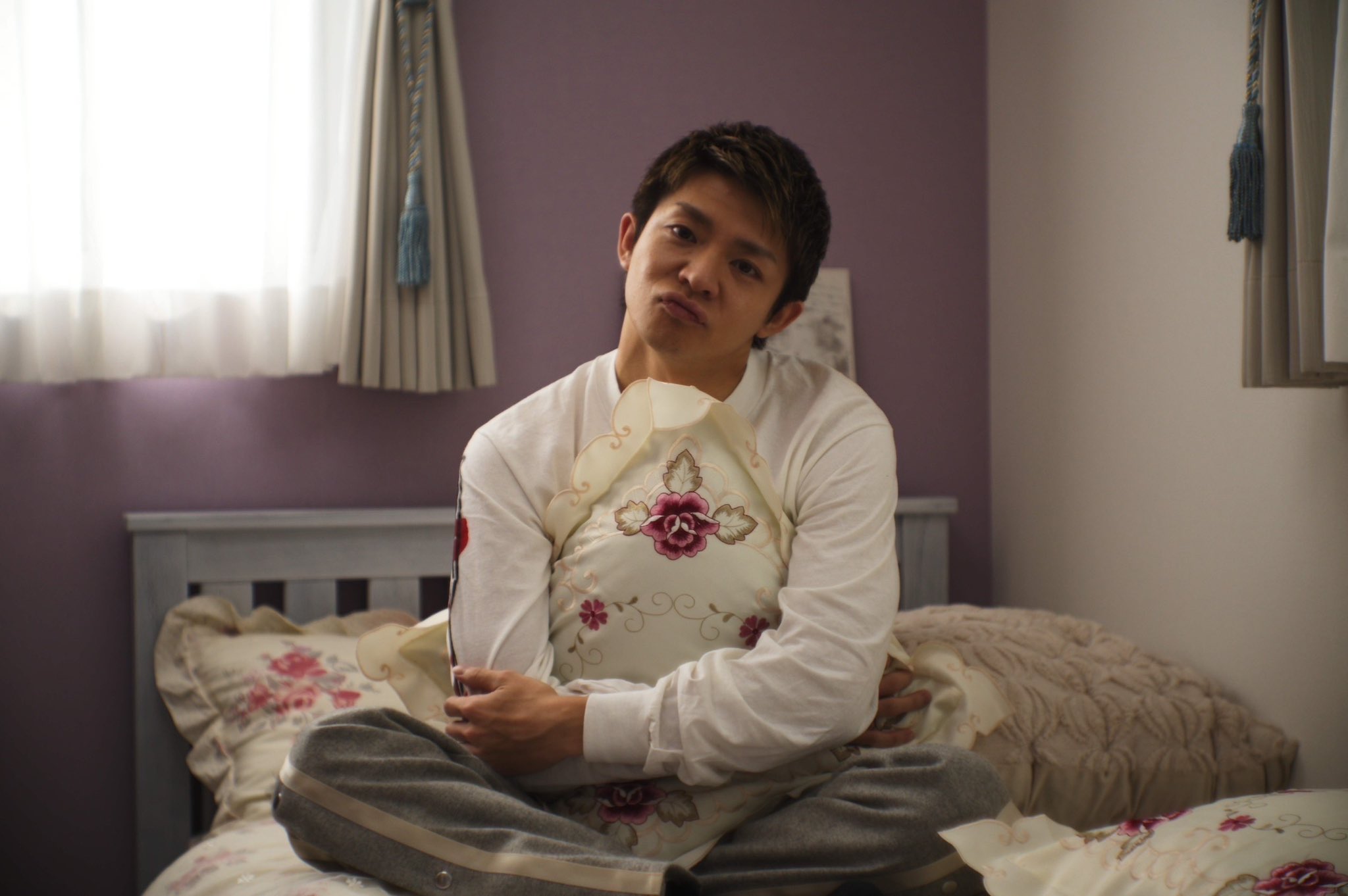 岸優太、フェミニンなお部屋であざと可愛さ炸裂！神宮寺勇太撮影でエモ感満点 | 歌詞検索サイト【UtaTen】ふりがな付