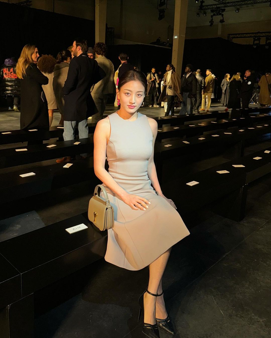 TWICE・ジヒョ、座っているだけで存在する美！パリでアミ パリスのショーに参加 | 歌詞検索サイト【UtaTen】ふりがな付