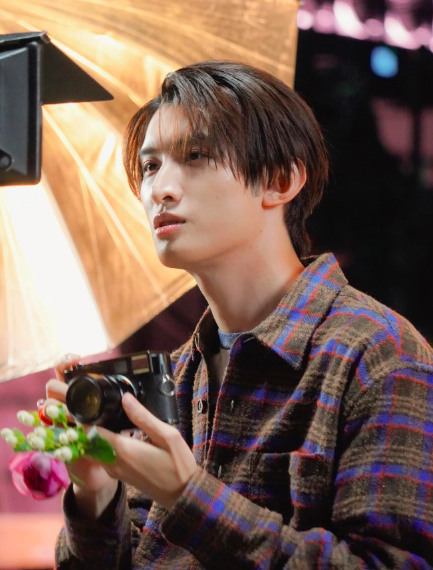 Snow Man・向井康二、切ない表情に魅せられる！「LOVE TRIGGER」MVで美しすぎるカメラマンに | 歌詞検索サイト【UtaTen】ふりがな付