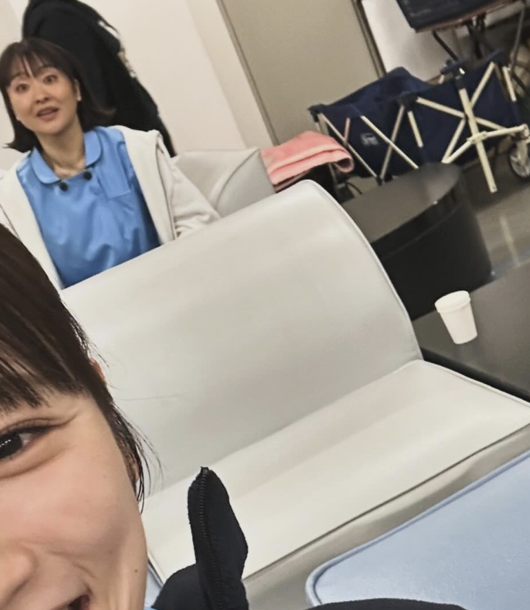 川栄李奈『となりのナースエイド』撮影現場で“奇声”響かせる?ドアップのオフショットが面白可愛い! 歌詞検索サイト【utaten】ふりがな付