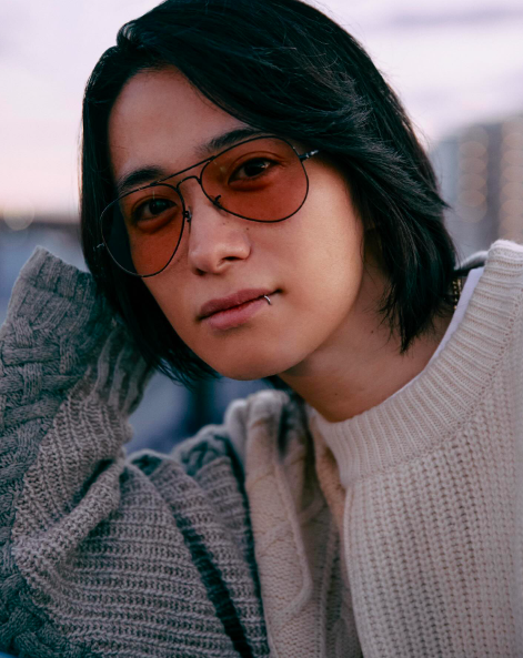 A.B.C-Z・戸塚祥太、ビジュ炸裂のティアドロップ姿！レンズ越しの優しい視線に射抜かれる | 歌詞検索サイト【UtaTen】ふりがな付