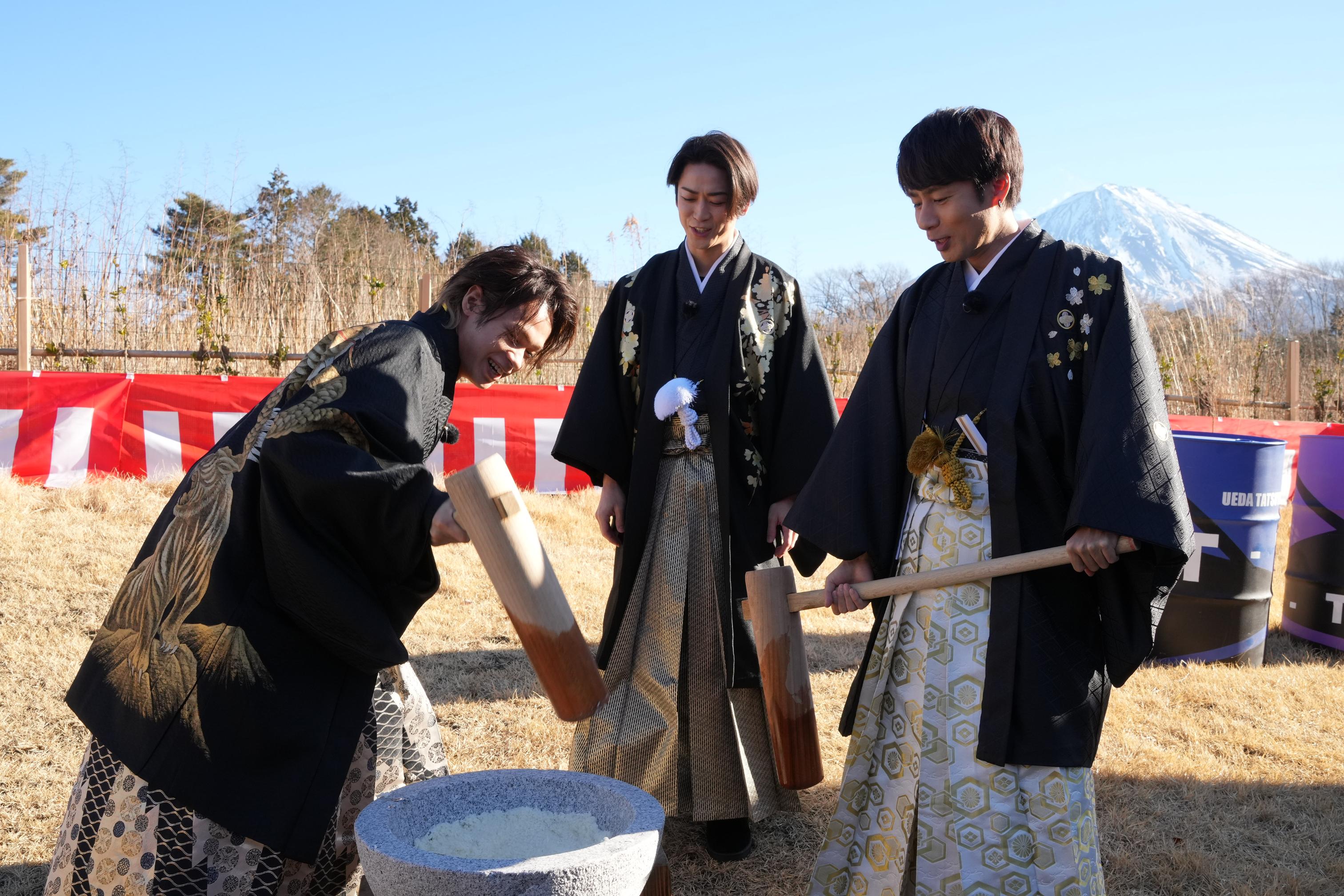 KAT-TUN、袴姿がビジュ良すぎ！3人で餅つきを楽しむ仲良しショットを投稿 | 歌詞検索サイト【UtaTen】ふりがな付