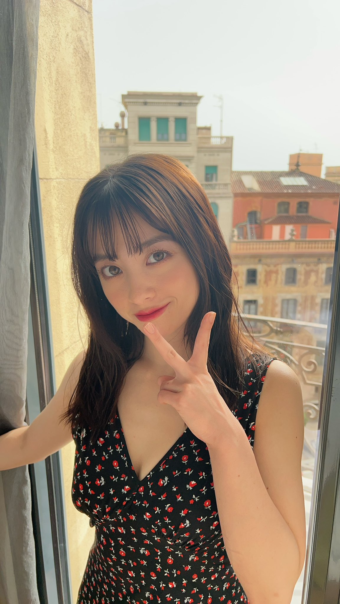 橋本環奈、赤いリップが魅惑的で美女オーラ全開！美味しそうにビールを堪能する表情もシェア | 歌詞検索サイト【UtaTen】ふりがな付