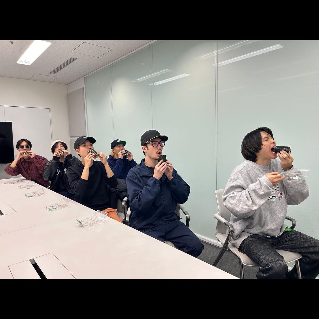 SixTONES、6人仲良く恵方巻きをもぐもぐ！黙々と食べる姿が超レアで可愛い | 歌詞検索サイト【UtaTen】ふりがな付
