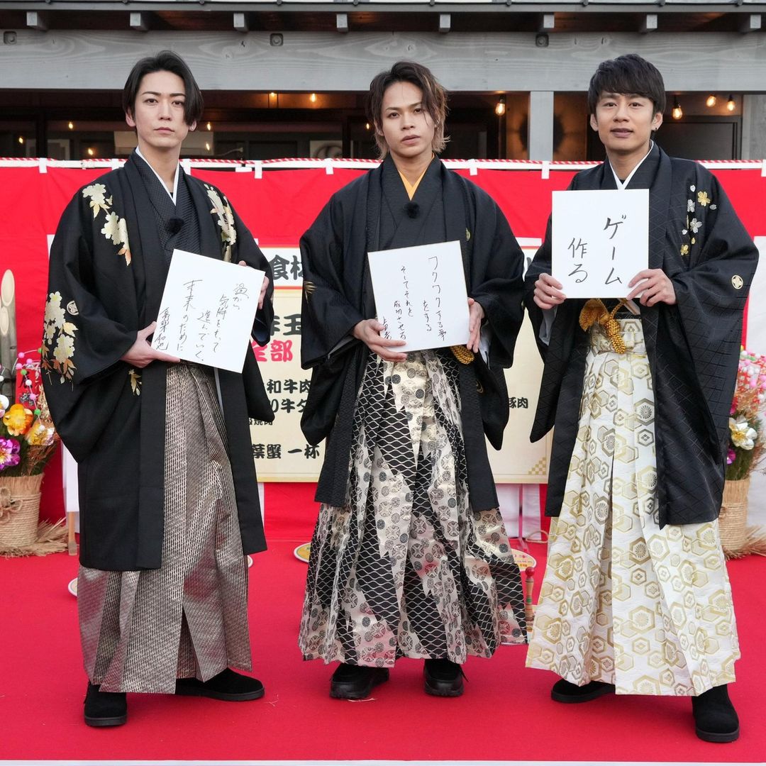 KAT-TUN・亀梨和也&上田竜也&中丸雄一、袴さえもスタイリッシュに着こなす！ | 歌詞検索サイト【UtaTen】ふりがな付