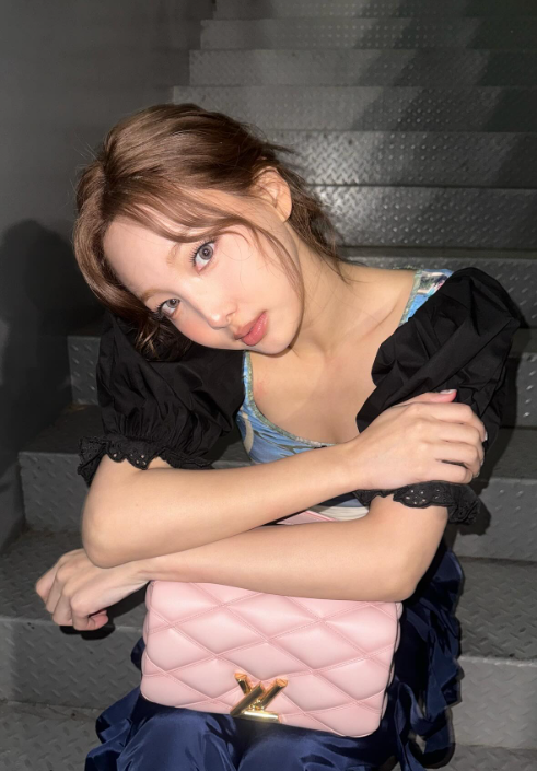 TWICE・ナヨン、美しすぎる瞳に吸い込まれそう！美オーラ全開なナヨンにメロメロ | 歌詞検索サイト【UtaTen】ふりがな付