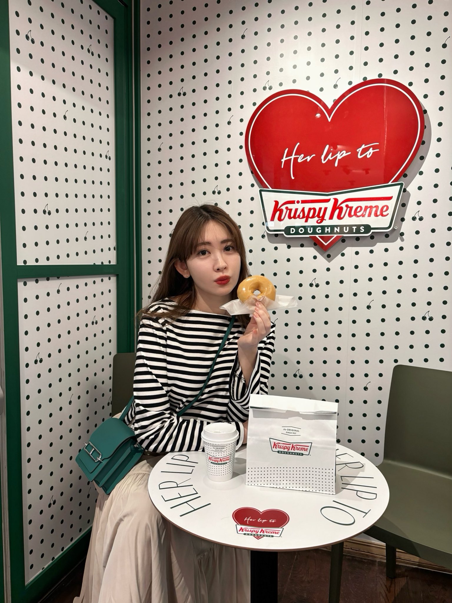 小嶋陽菜、ドーナツ片手にティータイム！ボーダー×ロングスカートの王道モテコーデにメロメロ | 歌詞検索サイト【UtaTen】ふりがな付