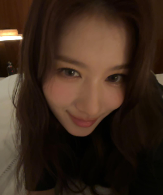 TWICE・サナ、ベッドの上で見せた妖艶な笑顔。美スタイル際立つ1枚もドキドキ必至！ | 歌詞検索サイト【UtaTen】ふりがな付