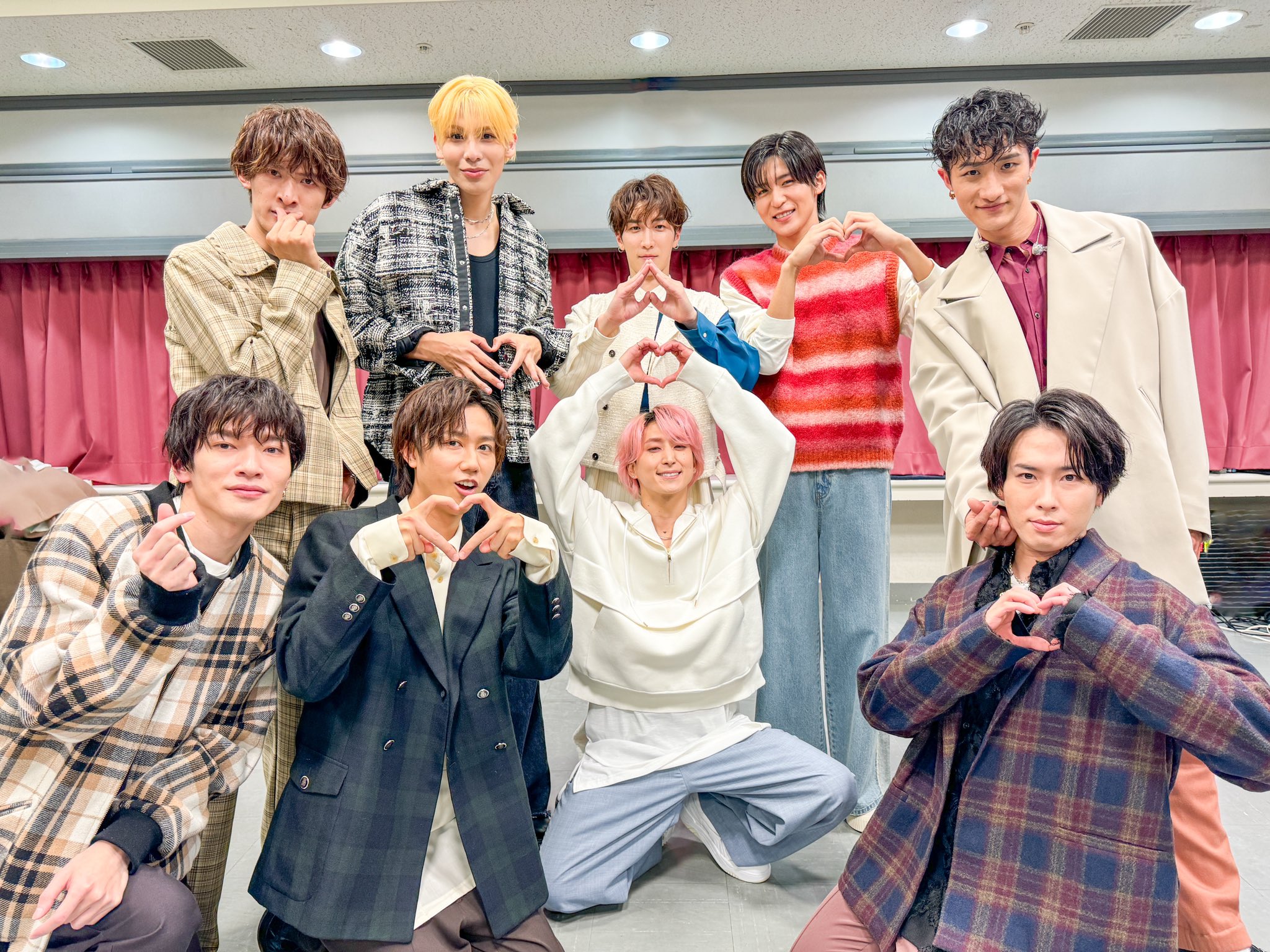 Snow Man、個性溢れるハートポーズ！私服っぽいカジュアル衣装も爆イケ | 歌詞検索サイト【UtaTen】ふりがな付