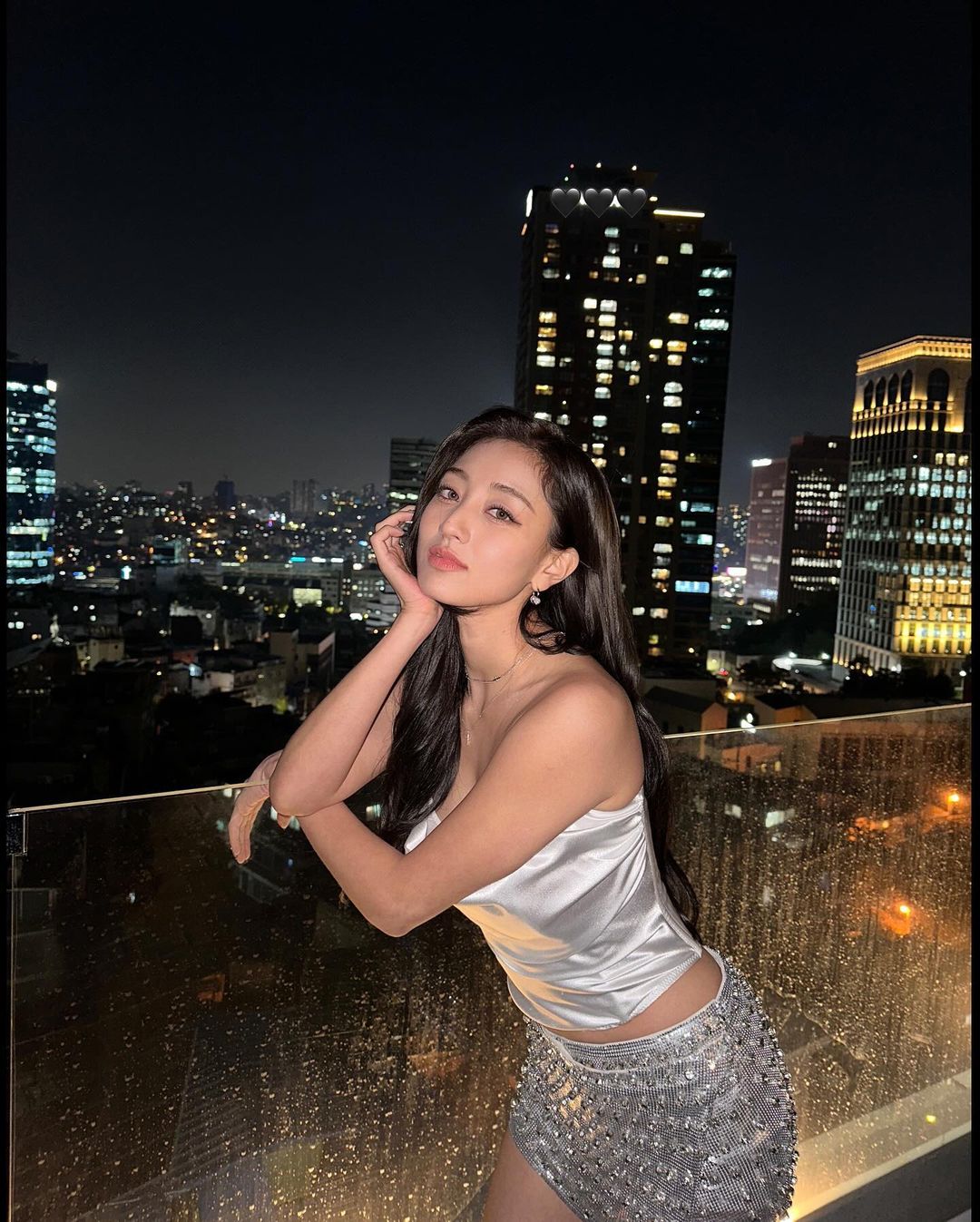 TWICE・ジヒョ、露出度高めなシルバー衣装姿が美し過ぎる！夜景に浮かび上がる女神 | 歌詞検索サイト【UtaTen】ふりがな付