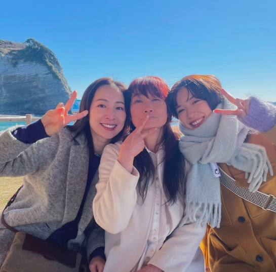 永野芽郁、余貴美子and真飛聖と密着ショットが幸せそう！「君が心をくれたから」仲良し親子の家族写真 歌詞検索サイト【utaten】ふりがな付