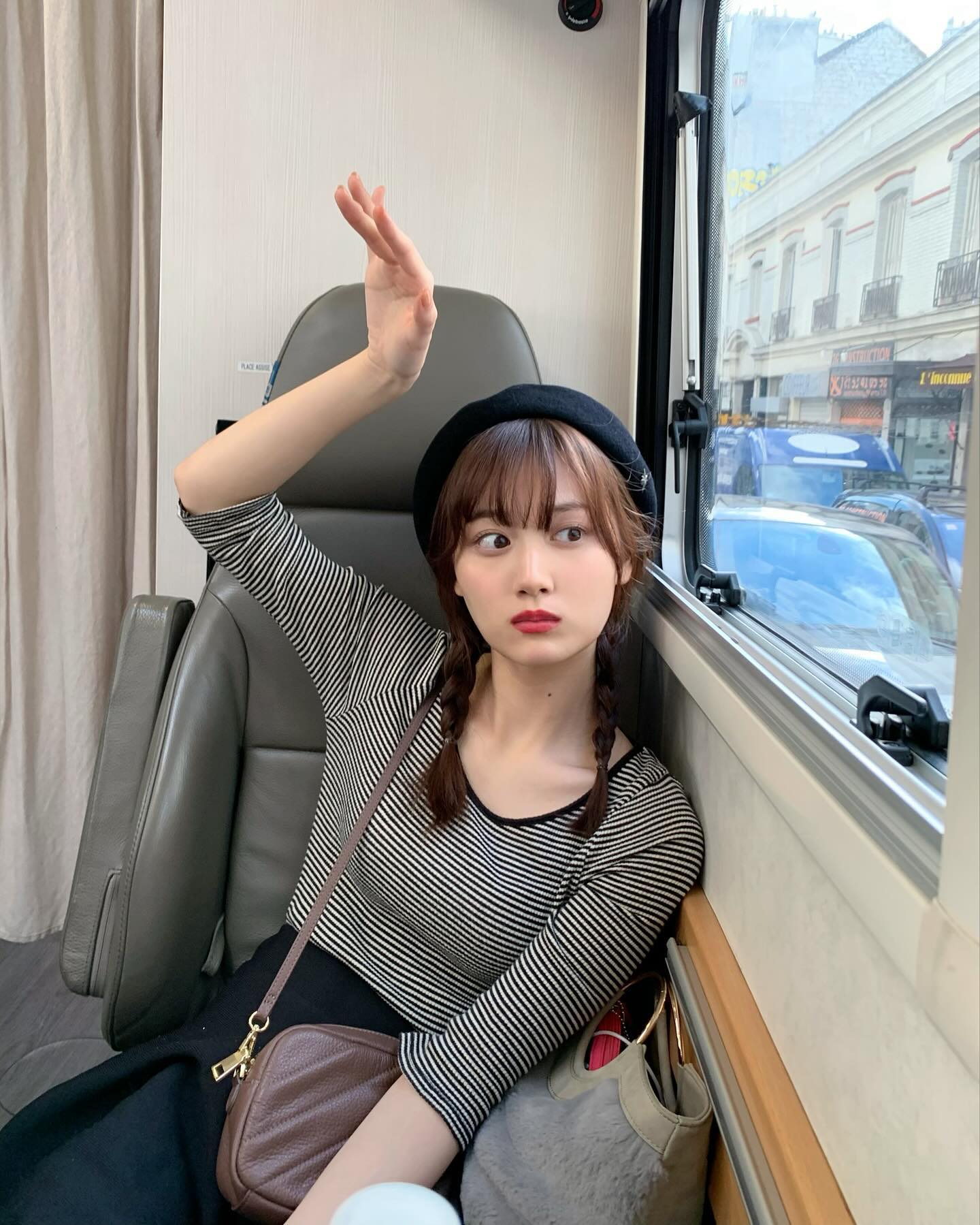 乃木坂46・山下美月、パリジェンヌのようなベレー帽コーデが超キュート！1st写真集が6度目重版 | 歌詞検索サイト【UtaTen】ふりがな付