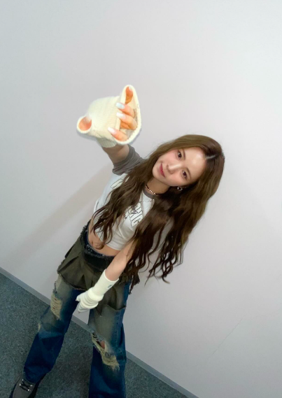 NiziU・マヤ、ウエストチラリなチビTでヘルシー肌見せ！スポーティーコーデもフェミニンな着こなし | 歌詞検索サイト【UtaTen】ふりがな付