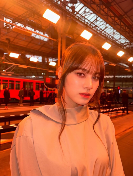 NiziU・ニナ、妖艶な眼差しにうっとり。モデル顔負けのクールな1枚で新たな魅力炸裂！ | 歌詞検索サイト【UtaTen】ふりがな付