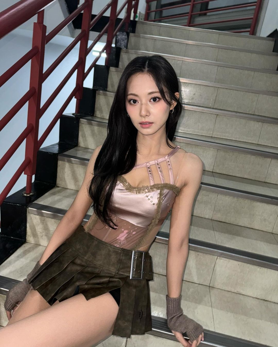 TWICE・ツウィ、胸元チラ見えな大胆露出衣装が大人っぽ！あふれ出る美しさから目が離せない | 歌詞検索サイト【UtaTen】ふりがな付