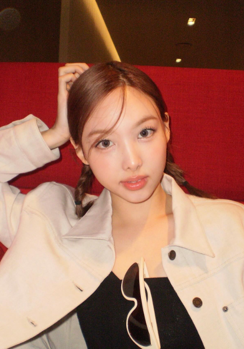 TWICE・ナヨン、ぷっくりリップが色っぽい！真っ直ぐな瞳に吸い込まれそう | 歌詞検索サイト【UtaTen】ふりがな付