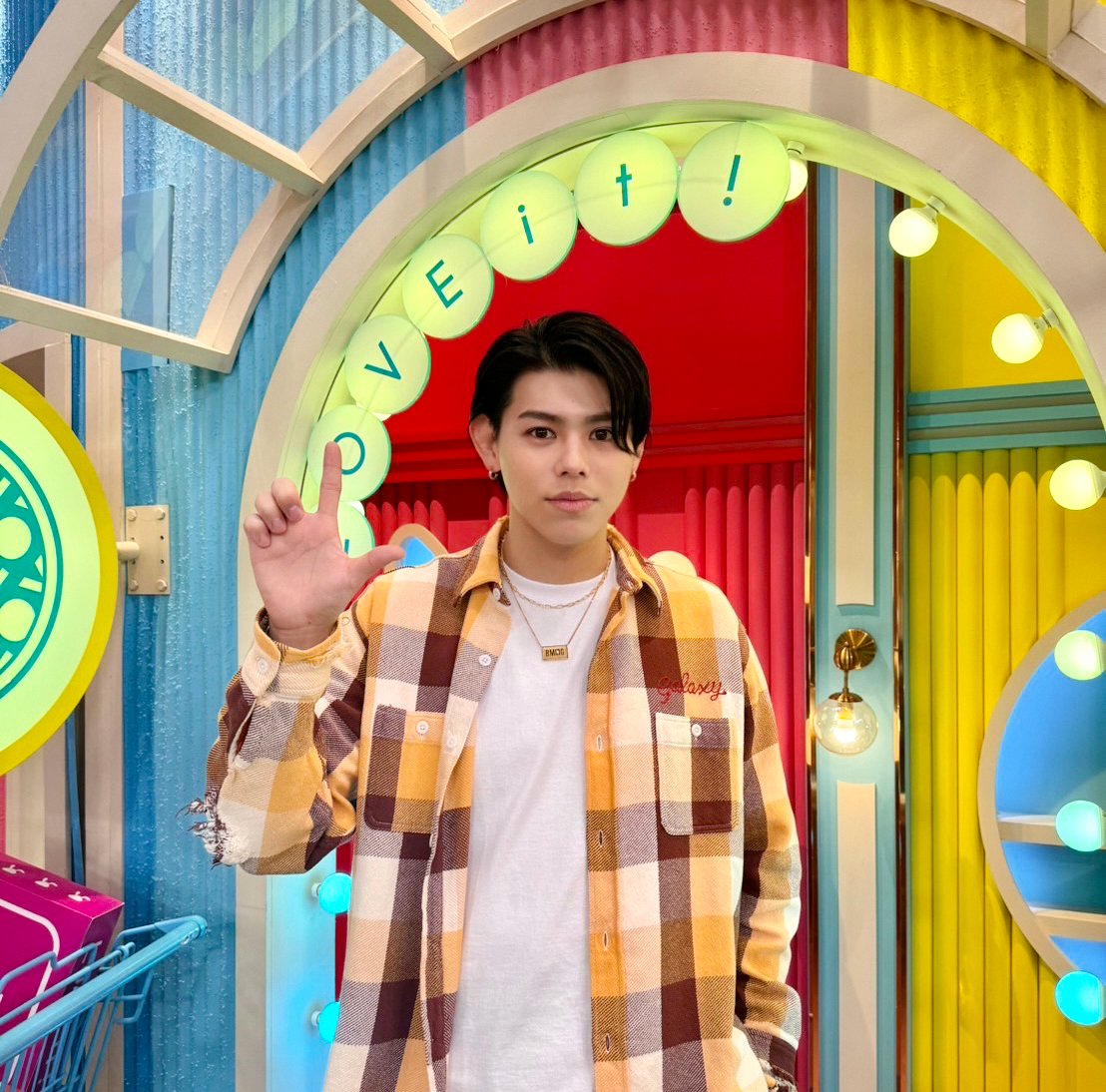 BE:FIRST・LEO、小顔ぶり&美ビジュ際立つタイトな黒髪スタイル！「ラヴィット」でも愛されキャラ全開 | 歌詞検索サイト【UtaTen】ふりがな付