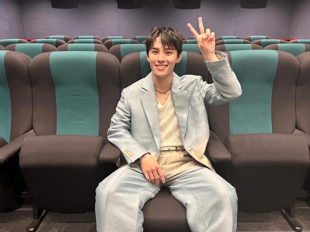 JO1・川西拓実、弾ける笑顔で無邪気なピースサイン！「バジーノイズ」取材時の爆イケビジュ | 歌詞検索サイト【UtaTen】ふりがな付