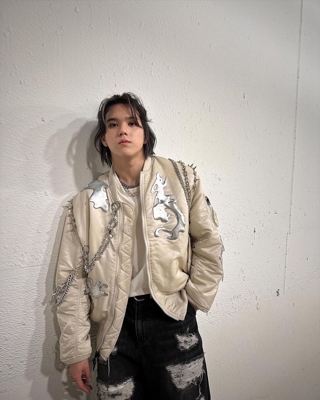 MAZZEL・RAN、クールな衣装でビジュ炸裂！メンバーとお揃いのMAZZELマーク入りジャケットをお披露目 | 歌詞検索サイト【UtaTen ...