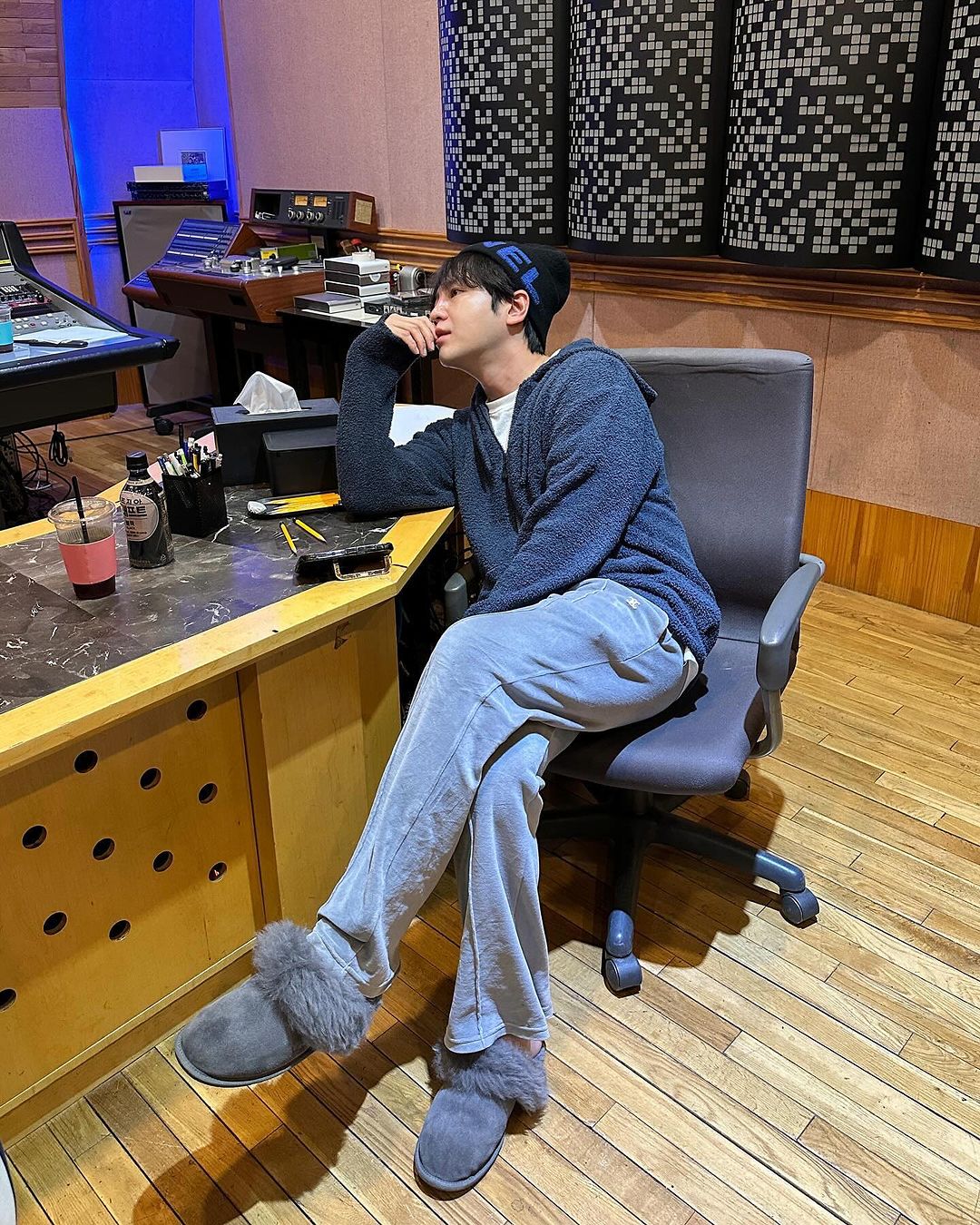 チャン・グンソク、座っていても足の長さ際立つ！スタイル抜群なオシャレ私服コーデ | 歌詞検索サイト【UtaTen】ふりがな付