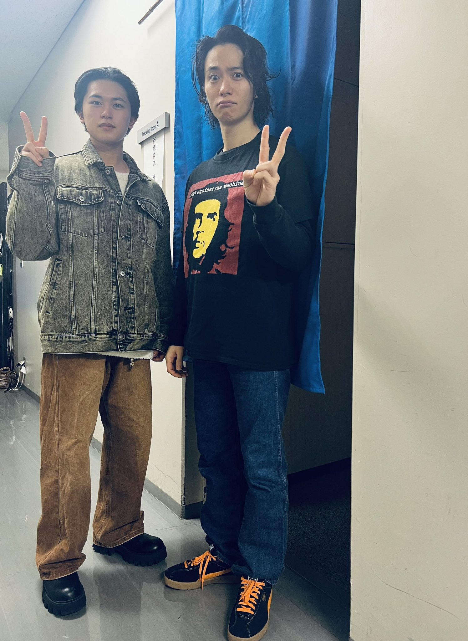 A.B.C-Z・戸塚祥太、事務所の後輩とピース！舞台「緑に満ちる夜は長く・・・」オフショットを投稿 | 歌詞検索サイト【UtaTen】ふりがな付